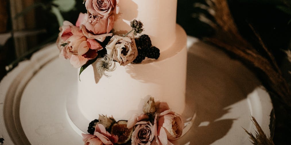 How to Incorporate Traditional British Flavours into Your Wedding Cake